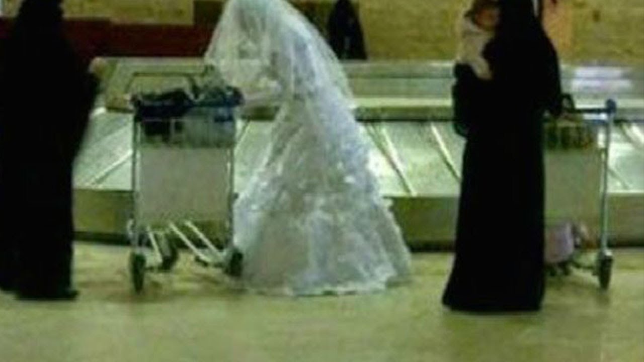 عروسة مصرية تصل الى السعودية بفستان الزفاف وما حدث لها في مطار الرياض